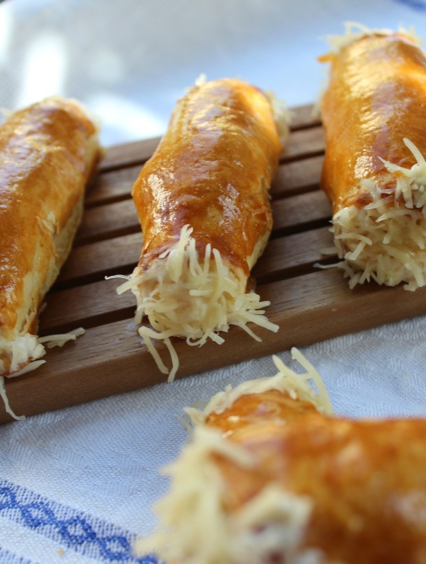 Chaussons au Fromage et Épinard, Puff Pastry Roll with Cheese and ...